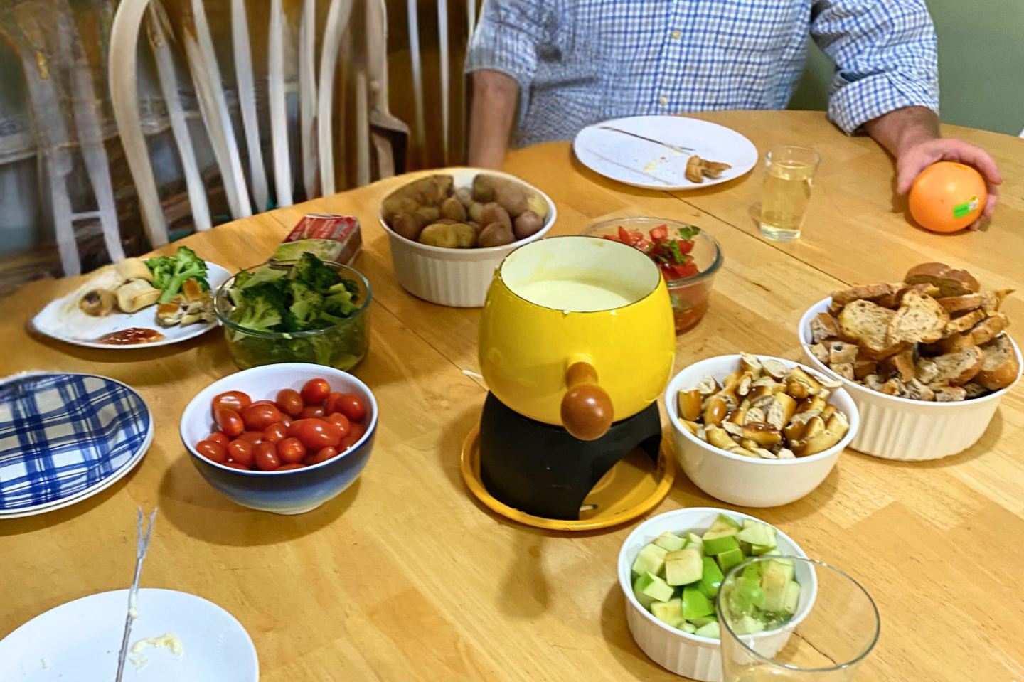 What to Serve with Cheese Fondue (Easy New Year’s Eve & Holiday Fondue ...